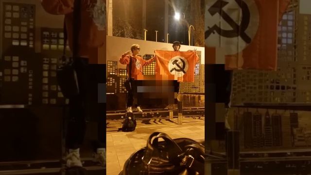 В Одессе подростки достали флаг с серпом и молотом и призвали идти "на Киев в Верховную Раду