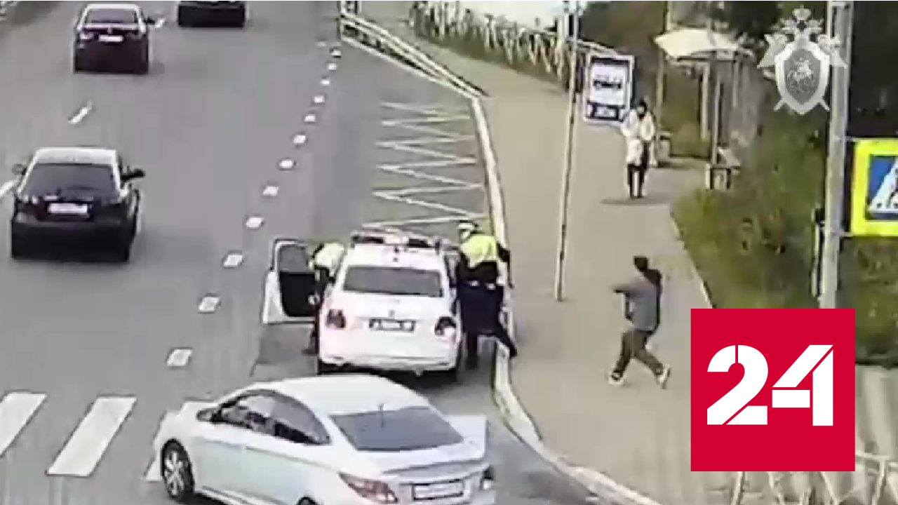 Нападение на сотрудника ДПС в Петербурге попало на видео - Россия 24