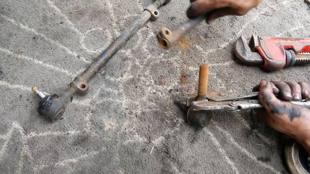 Simon Fordman «Fixing Up An Old Diesel Mercedes, Continued»