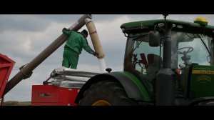 Загрузка минеральных удобрений при помощи перегрузчика Can Agro и прицепа UMEGA SPC19