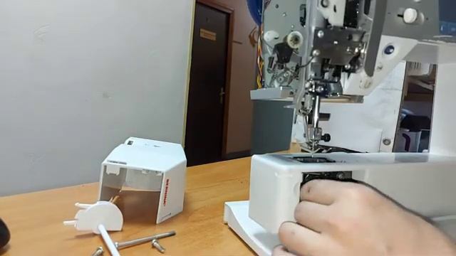 Ремонт Bernina 640 швейная машинка пропускает и путает нить (регулировка челночного механизма