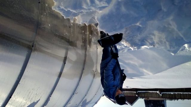 2018.02.11 Максим и Вова у теплицы убирают снег.