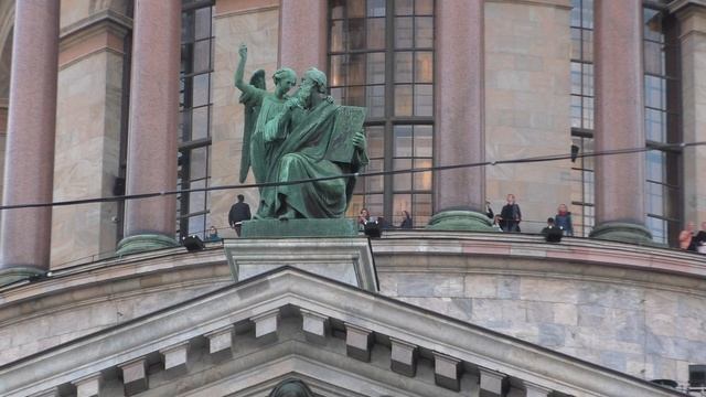 Исаакиевский собор в Санкт-Петербурге: люди на крыше собора