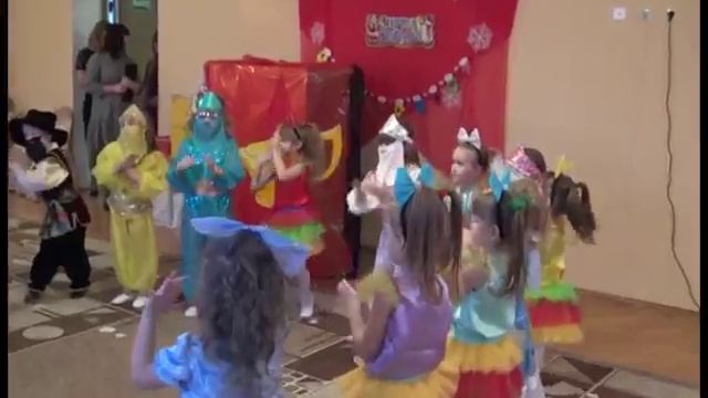 Общий новогодний танец-вход  в детском саду.mp4