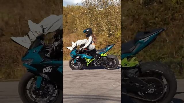 Девушка байкер