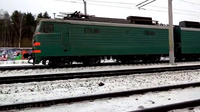 Электровоз ВЛ10У-067 (ТЧЭ-23) следует резервом.