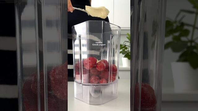 Healthy & High-protein Strawberry Cheesecake Smoothie? #healthyrecipes #highprotein #smoothie