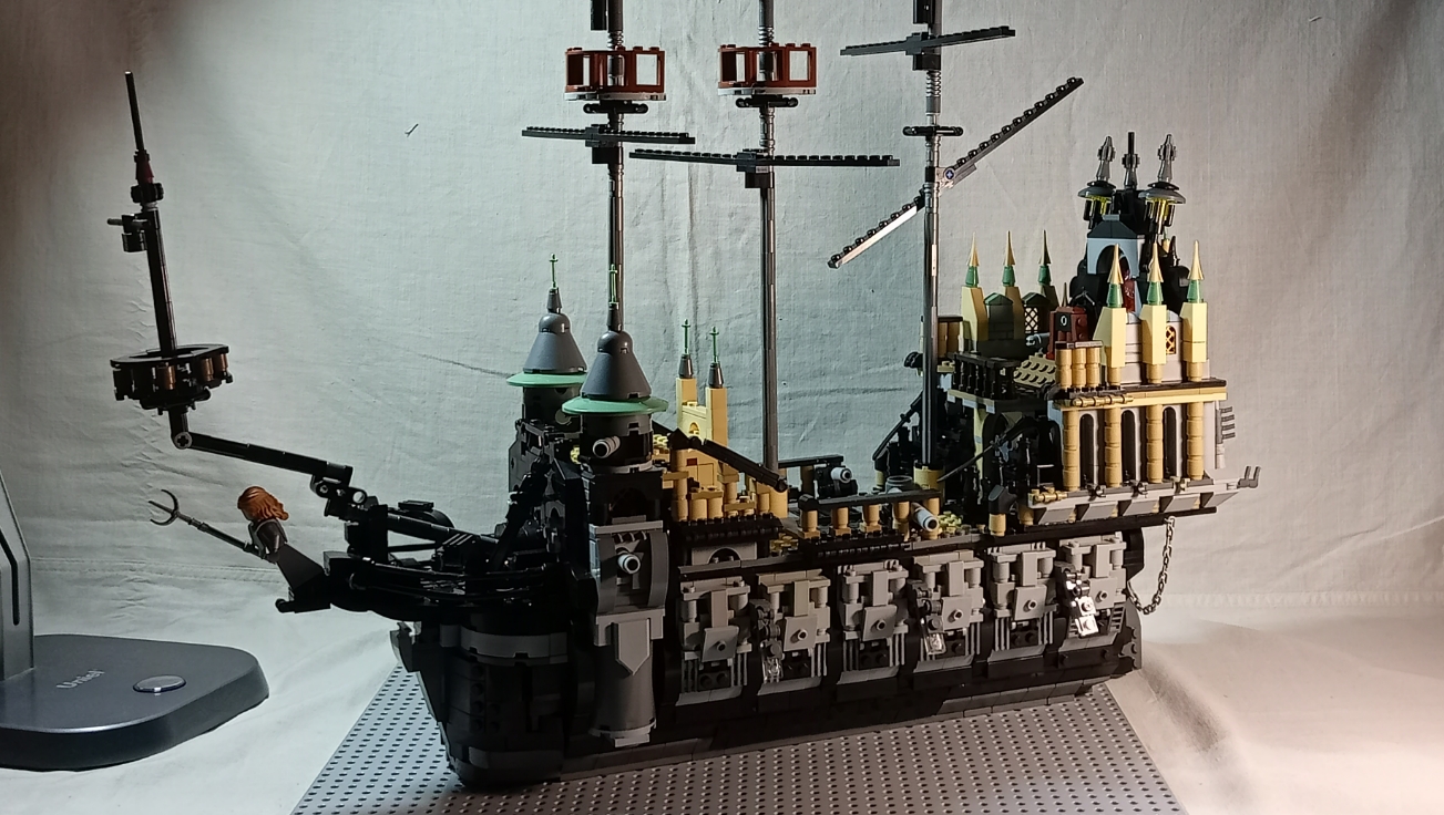 "Неизбежность" - фантастический корабль в стиле готики; обзор lego самоделки