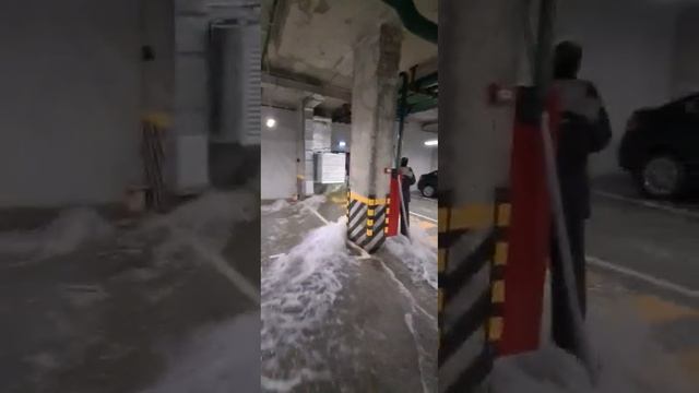 Затопило парковку в ЖК «Лефортово Парк» — Москва 24