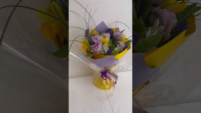 #Shorts Жёлто-сиреневый букет из нарциссов и тюльпанов //