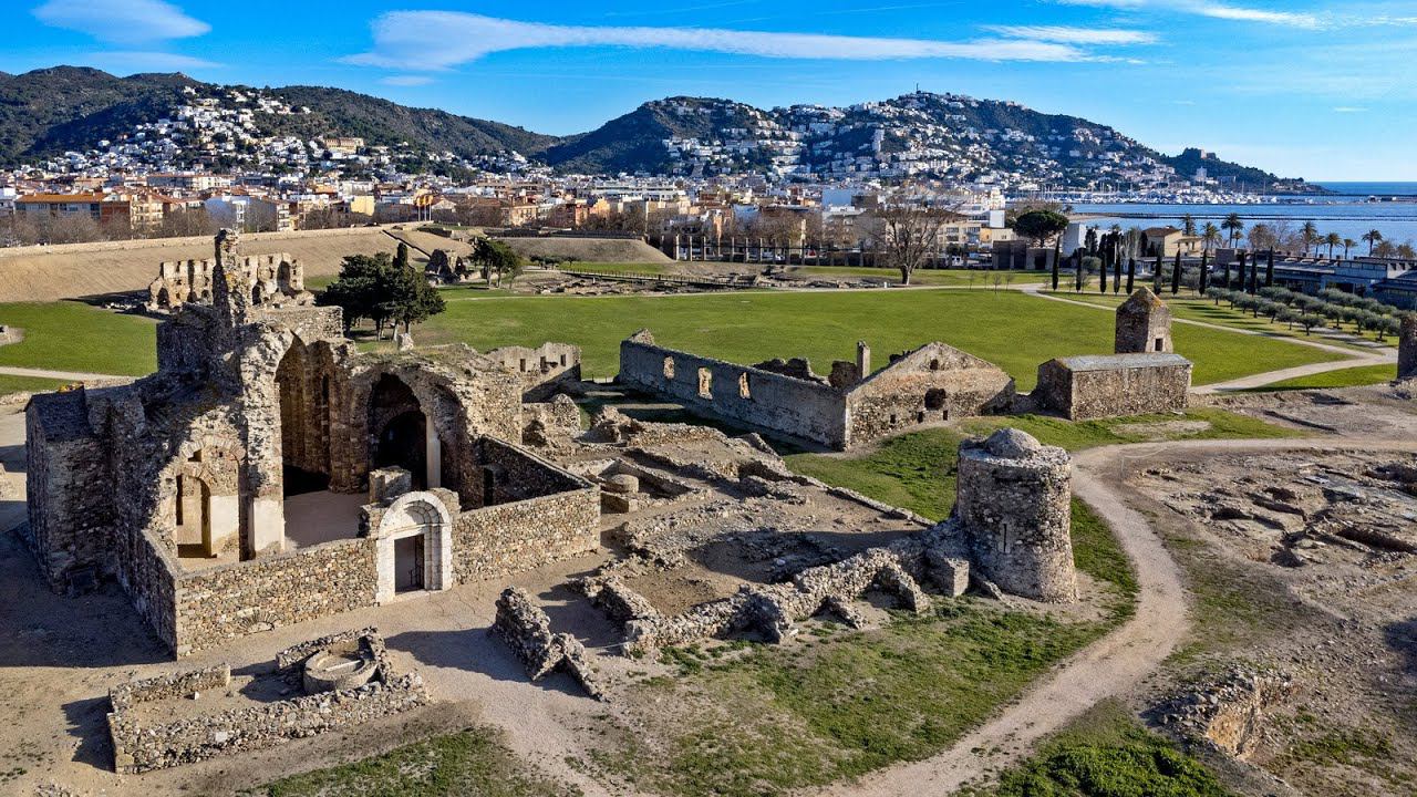 Исторический центр Ciutadella в Розес, Коста Брава, Испания. 8 января 2022г.