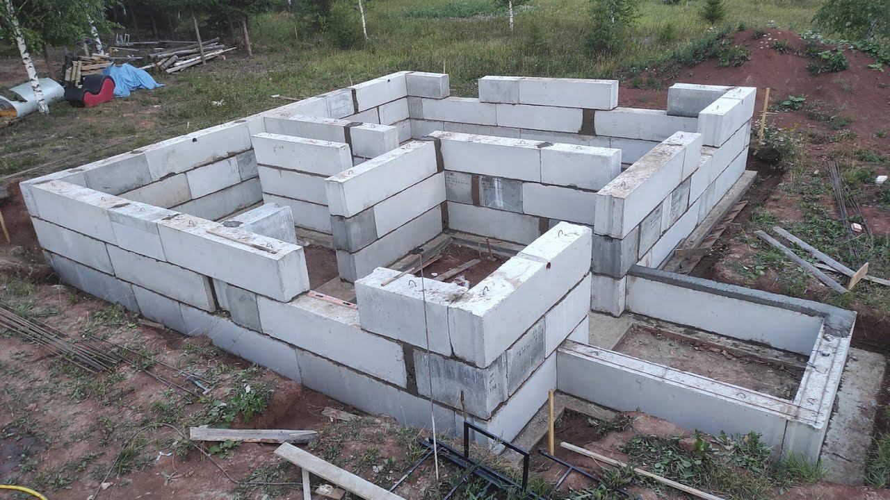 Строим стены цокольного этажа всей деревней