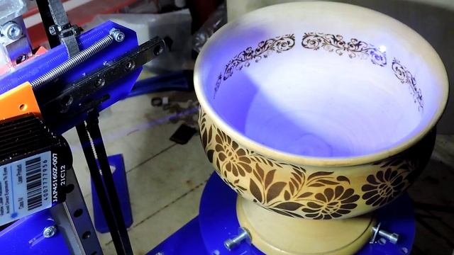 Выжигание внутри большой вазы с помощью карусельного лазерного выжигателя.
