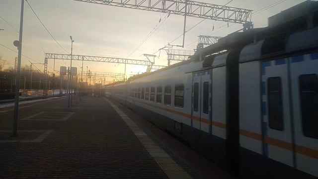 Электропоезда ЭД4М-0500 и ЭД4М-0503 на станции Кусково МЦД-4 / Солнечный весенний день