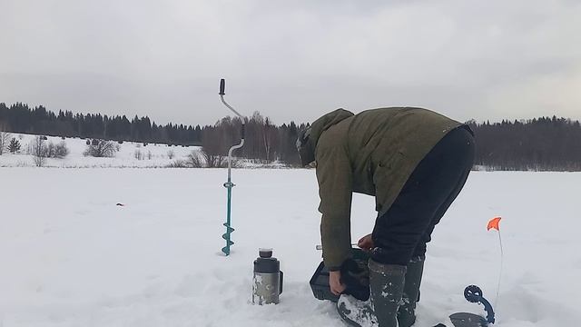 рыбалка на жерлицы,день третий ,на уху поймал.