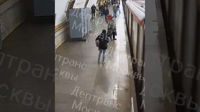 Шокирующее видео: человеком на пути оказался 15-летний подросток, туда его толкнул взрослый мужчина