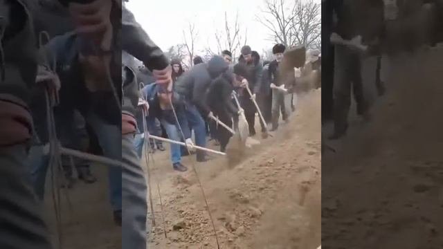 Хасан аль-Басри стоял у могилы своего товарища, после его погребения, а потом повернулся к человеку
