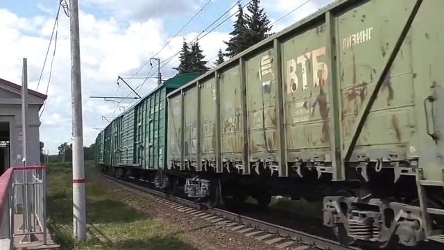 Электровоз 2ЭС6-1343 (ТЧЭ-5) с грузовым поездом.