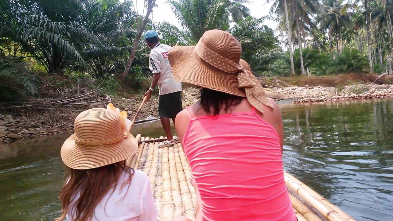 На бамбуковом плоту по реке в Тайланде