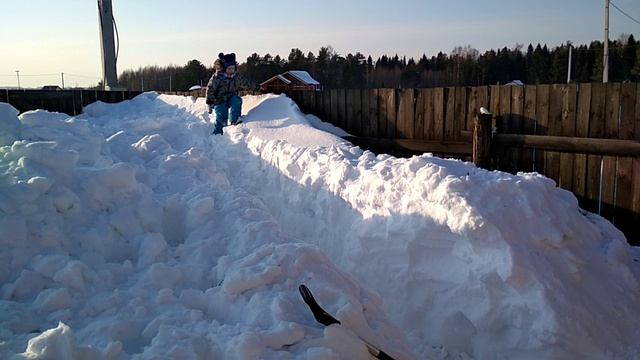 2018.02.11 Вова при уборке снега на даче.