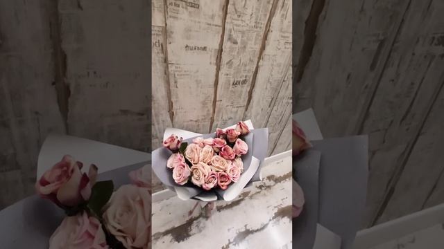 Овальный тренировочный букет на светлом фоне
