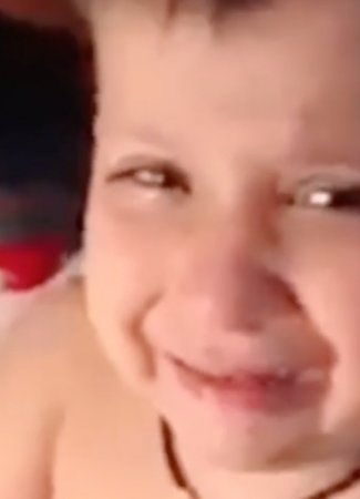 МАЛЬЧИК УЧИТ УРОКИ С МАМОЙ 
