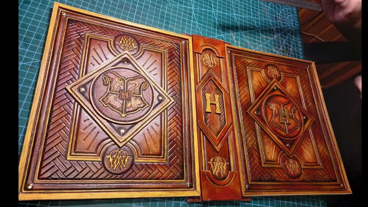 Обложка для книги. Изделия из кожи. СКСтиль. Видео обзор: Книга-артефакт. Руководство игры Hogwarts