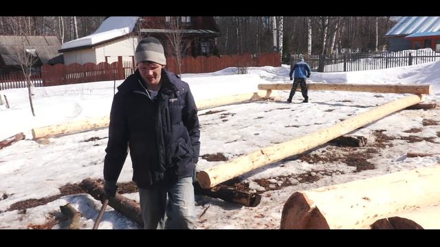 ОТЕЦ УЧИТЬ РУБИТЬ СРУБ ДОМА В ДЕРЕВНЕ.mp4