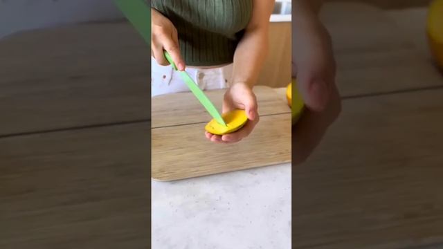 Сентябрь - не повод для грусти! Ловите рецепт яркого и вкусного завтрака - смузи-боул. Рецепт ниже