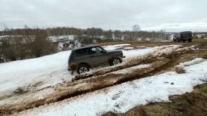 Покатушки на нивах на природе весной.