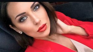 Алсу в бархатном платье с фигурным декольте восхитила поклонников в Кремле