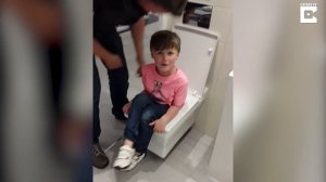  Мальчик застрял в унитазе 