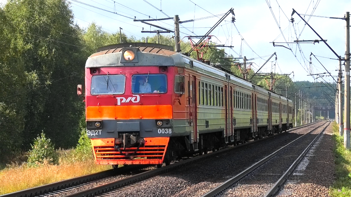 ЭД2Т-0038 сообщением Екатеринбург-Пасс. — Ощепково делает остановку на о.п. 1826 км