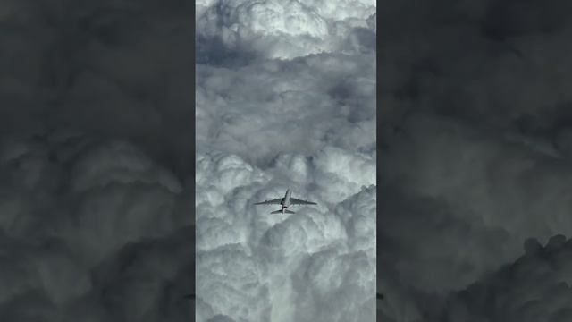 Самолет под облаками