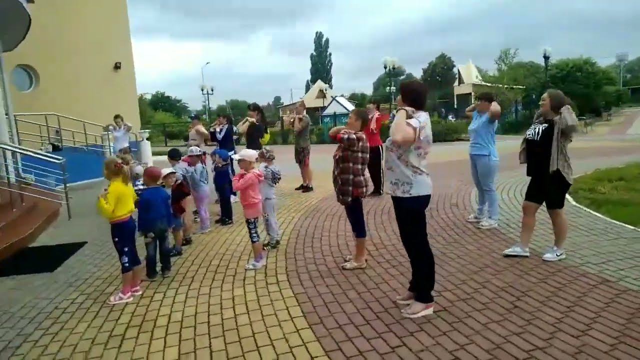 Зарядка с родителями на свежем воздухе