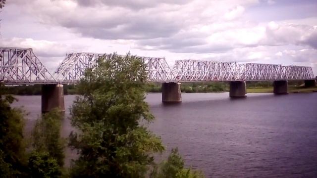 вид на мост и поезд Архангельск Москва снято 07.06.2022г