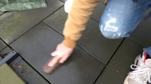 Grünbelag einfach und effektiv entfernen und vorbeugen - Mit Soda Terrasse Pflastersteine reinigen