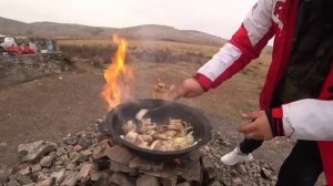 ГОТОВЛЮ НА ПРИРОДНОМ ГАЗЕ В КАЗАНЕ МЯСО.mp4
