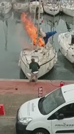 Аварийные ситуации - Пожар - Яхта горит на стоянке