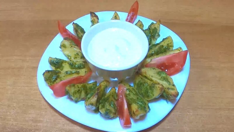 Запеченная картошка с соусом песто.