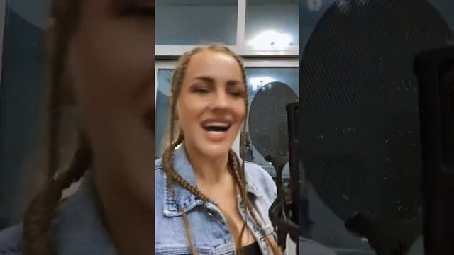 Как мы писали трек #земляплоская в Дубае на студии? #shorts #backstage #singrsha #skakovskaya