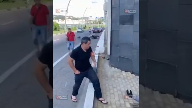 В Сочи Газель вытолкнула с дороги скутериста