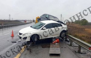 Очень необычное ДТП: водитель «Мазды» самостоятельно запрыгнул на эвакуатор