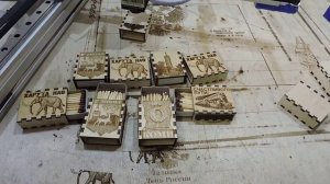 Сувенирные спичечные коробки на консольном станке.