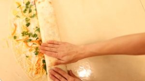 Очень вкусный рулет из лаваша с корейской морковкой, сыром и зеленью