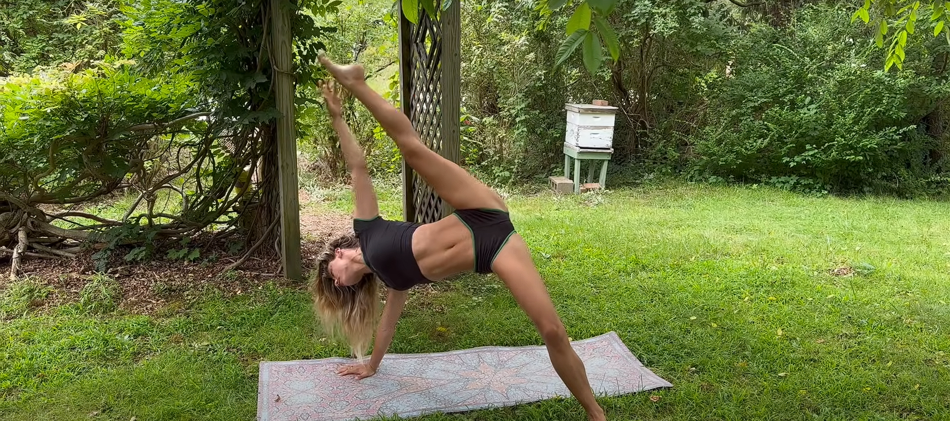 Глубокая растяжка ног и расслабляющая йога