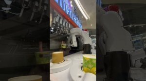 Робот делает мороженое ?