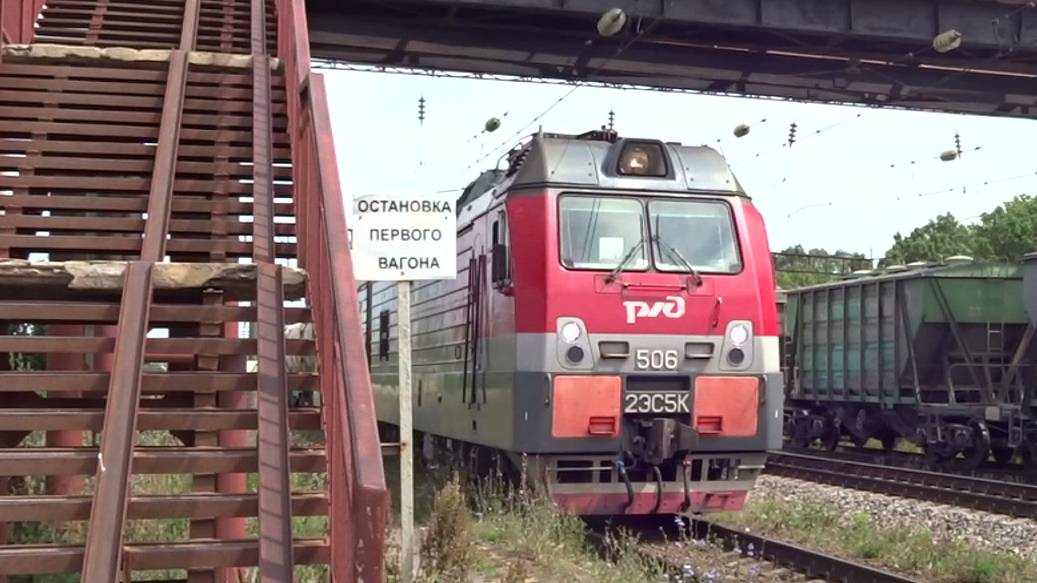 Электровоз 2ЭС5К-506 с грузовым поездом проходит станцию Кудьма