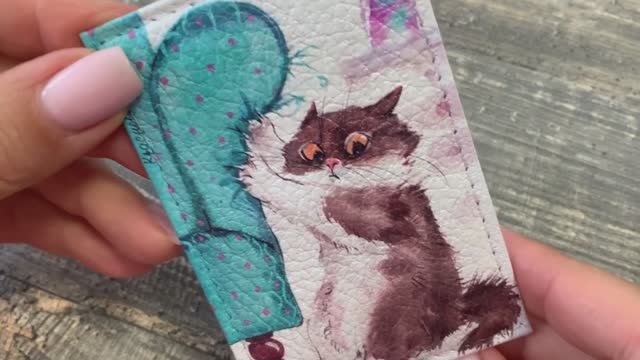 Шкодный котик - лучший подарок для себя и для ребенка, обложка из натуральной кожи с принтом.