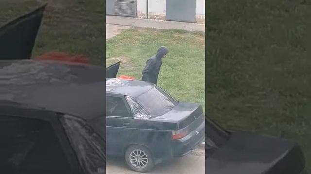 В Волжском двое неизвестных взломали машину